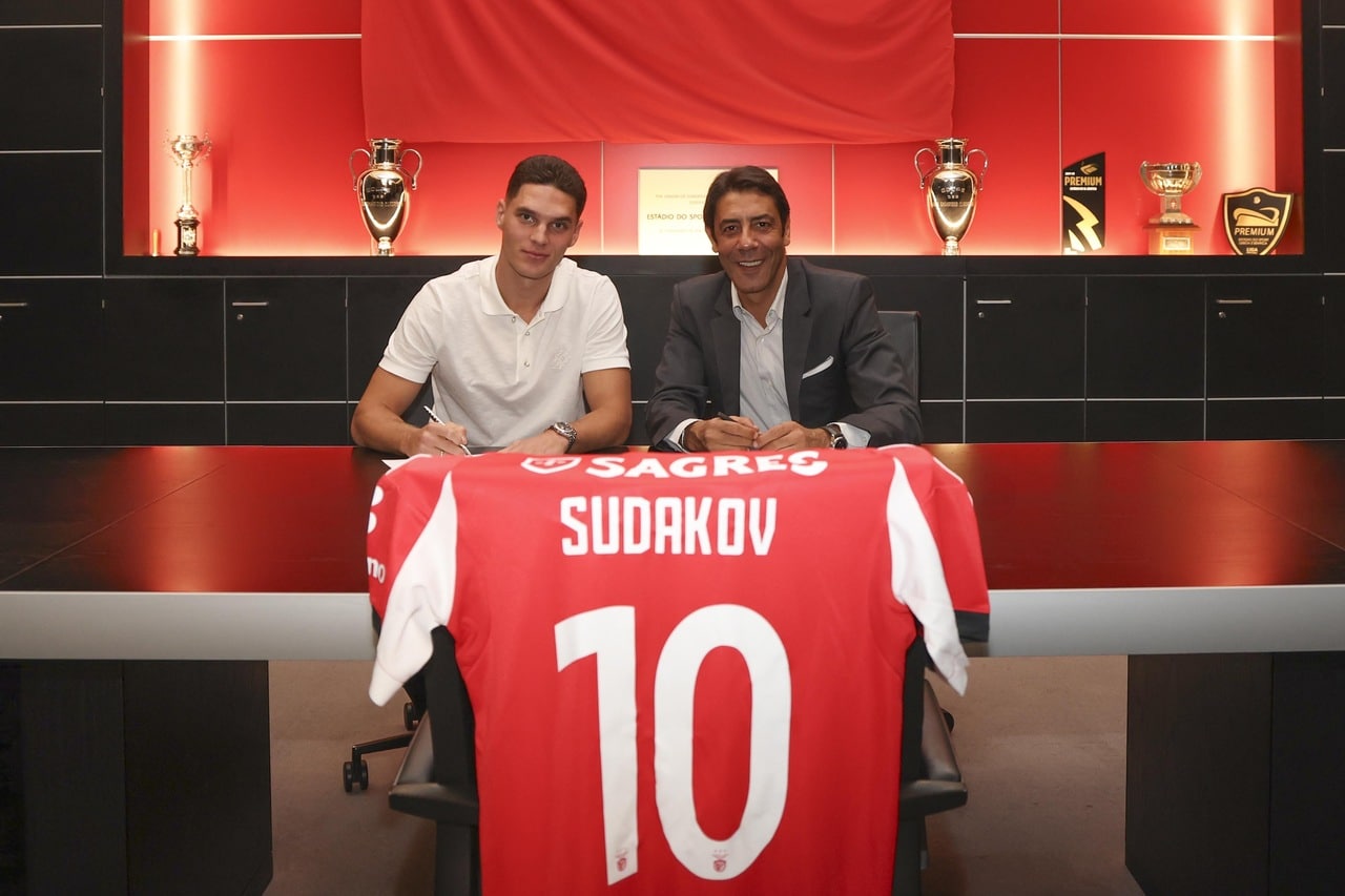 Benfica oficializa Sudakov: camisola 10 para 2025/26